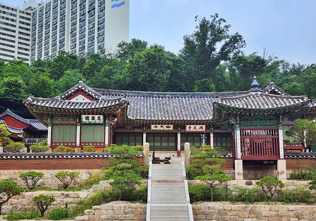 조선 태조의 비인 신덕왕후의 능침사찰로 창건된 서울 흥천사